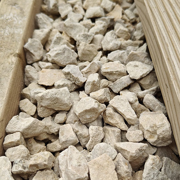 Bulk Bag Mellow Cotswold Buff Chippings 20mm | Rose Building Supplies