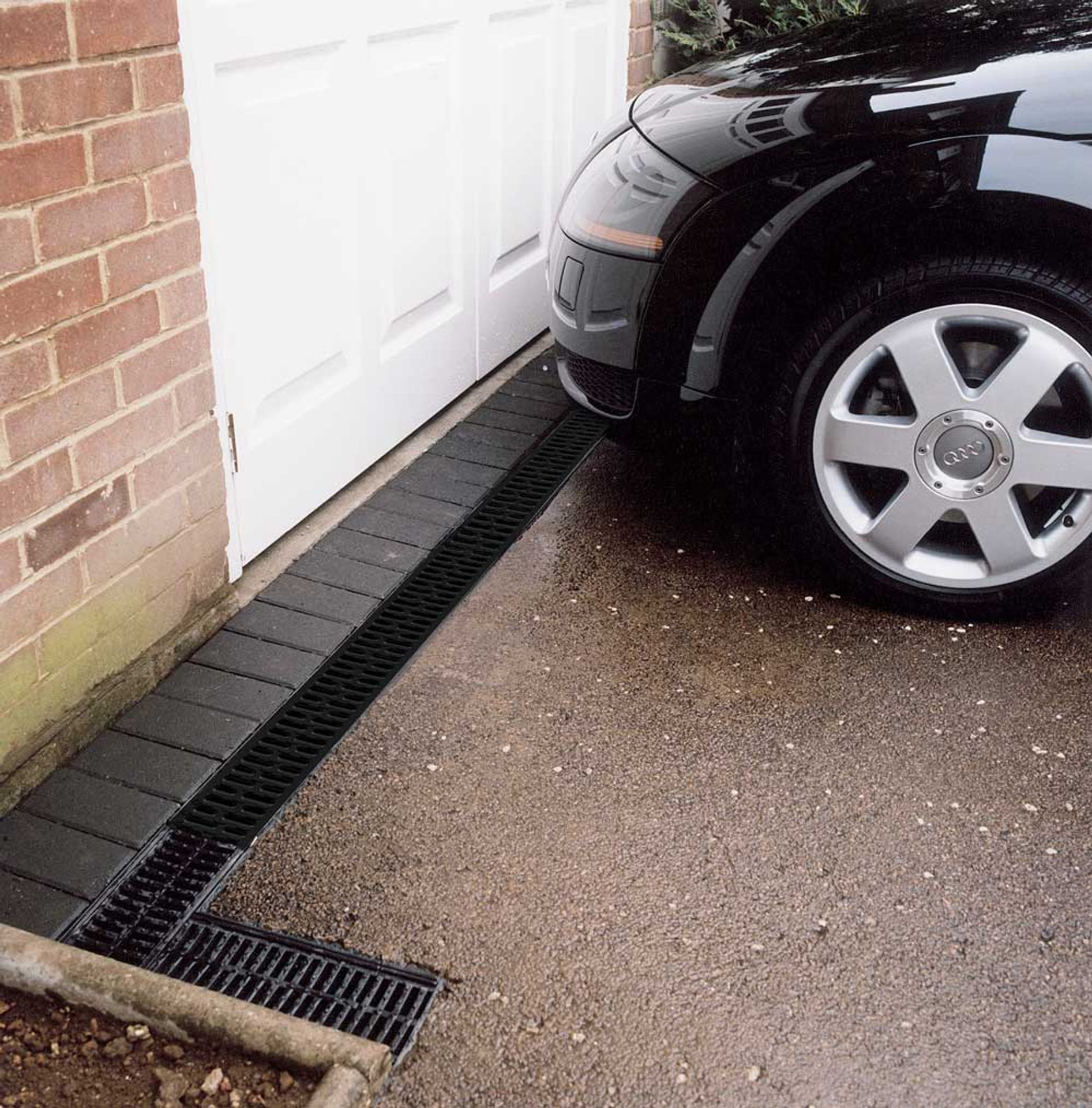 ACO HexDrain® Drainage Channel with Black Plastic Grate 1000mm A 15 ...
